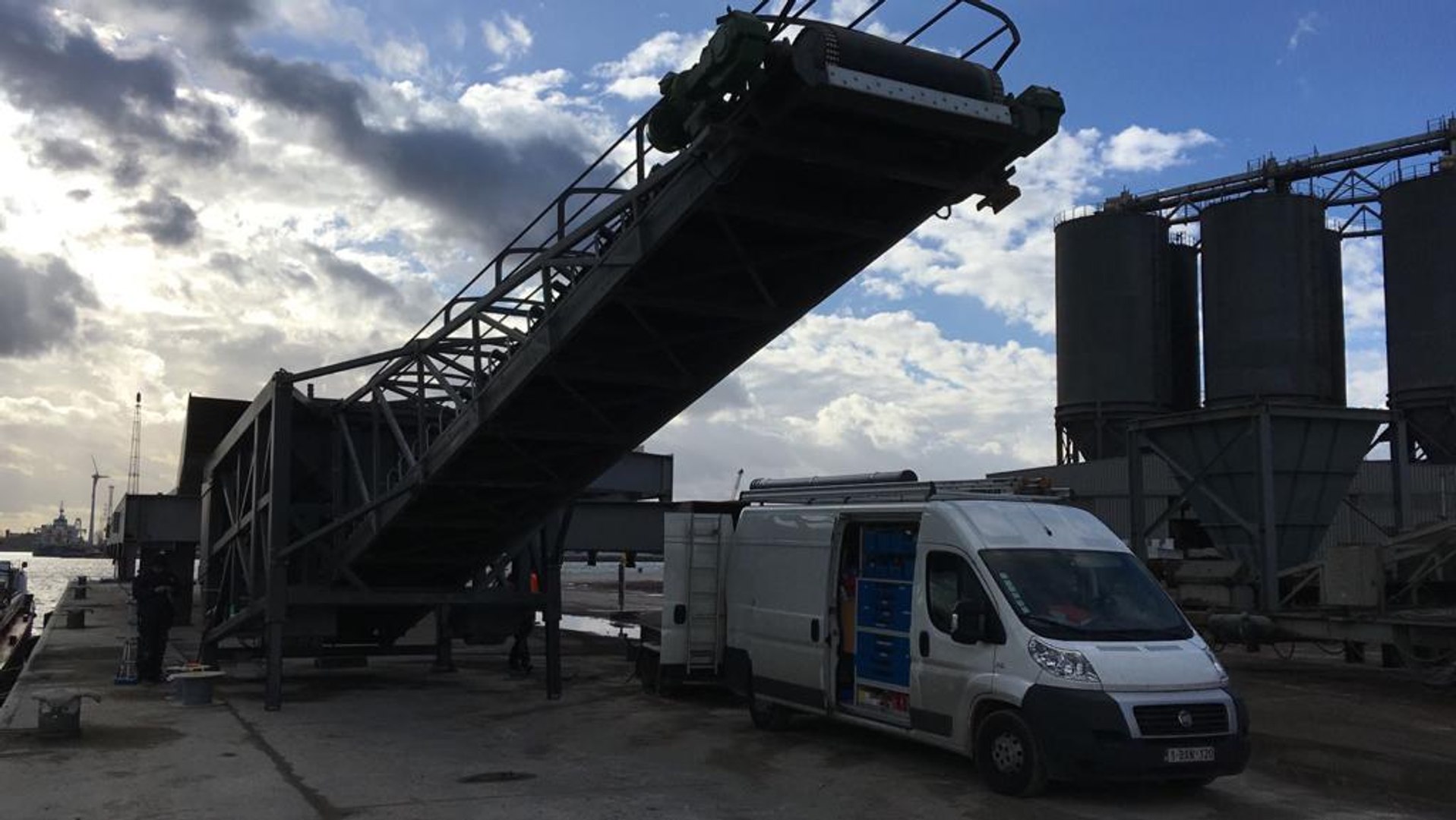 Mobile hopper feeder for port utilities 3D - TurboSquid 2068691