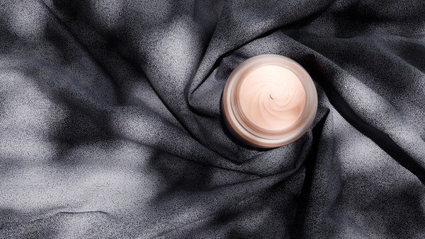 Simulação de pano de redemoinho 3D animado e torcido para produtos ...