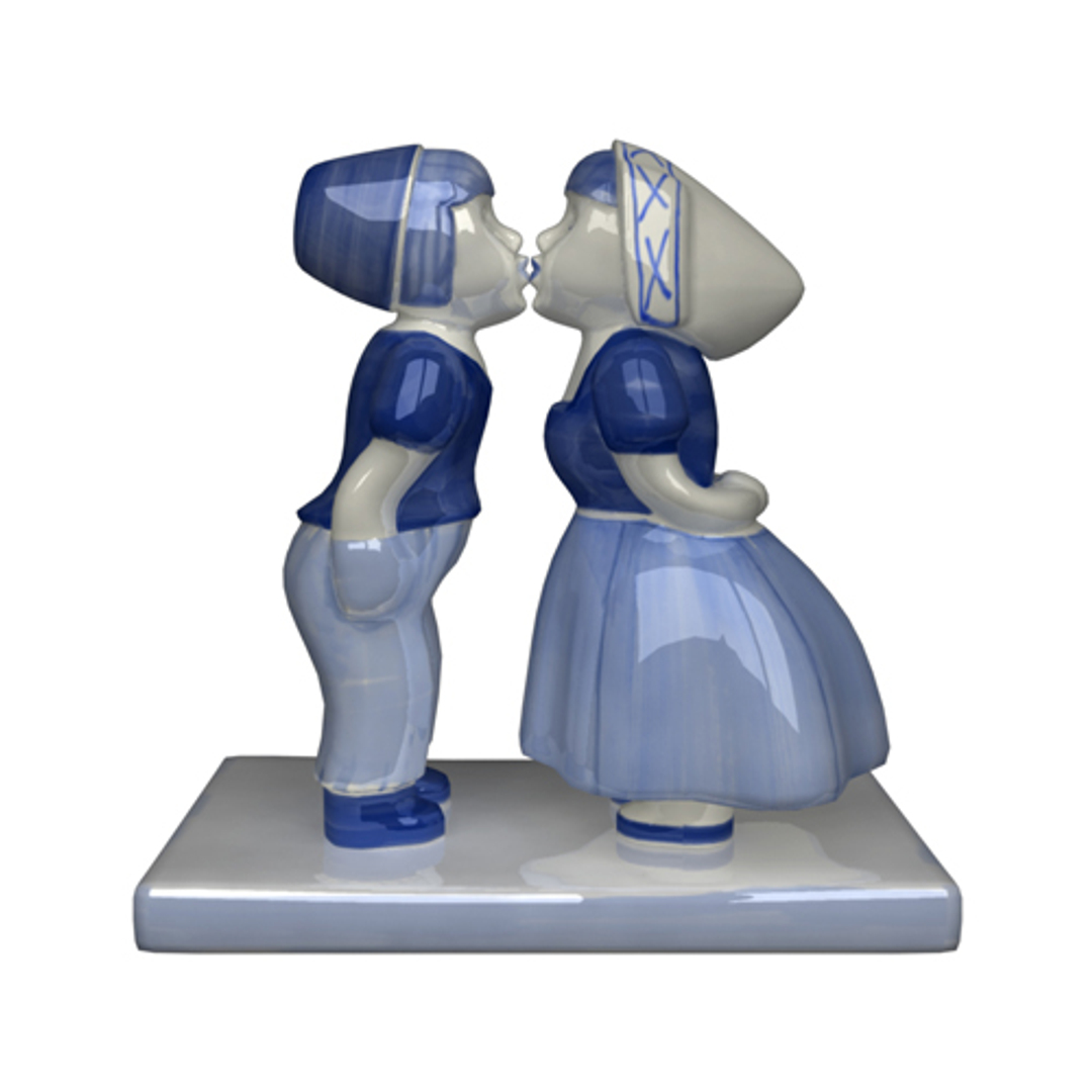 ma dutch kissing couple